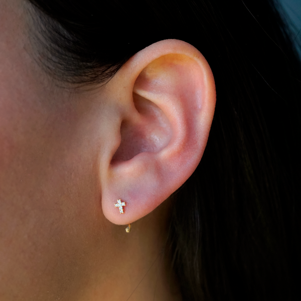 Medio arete en oro amarillo de 18K piercing cruz con brillantes - Aldo ...